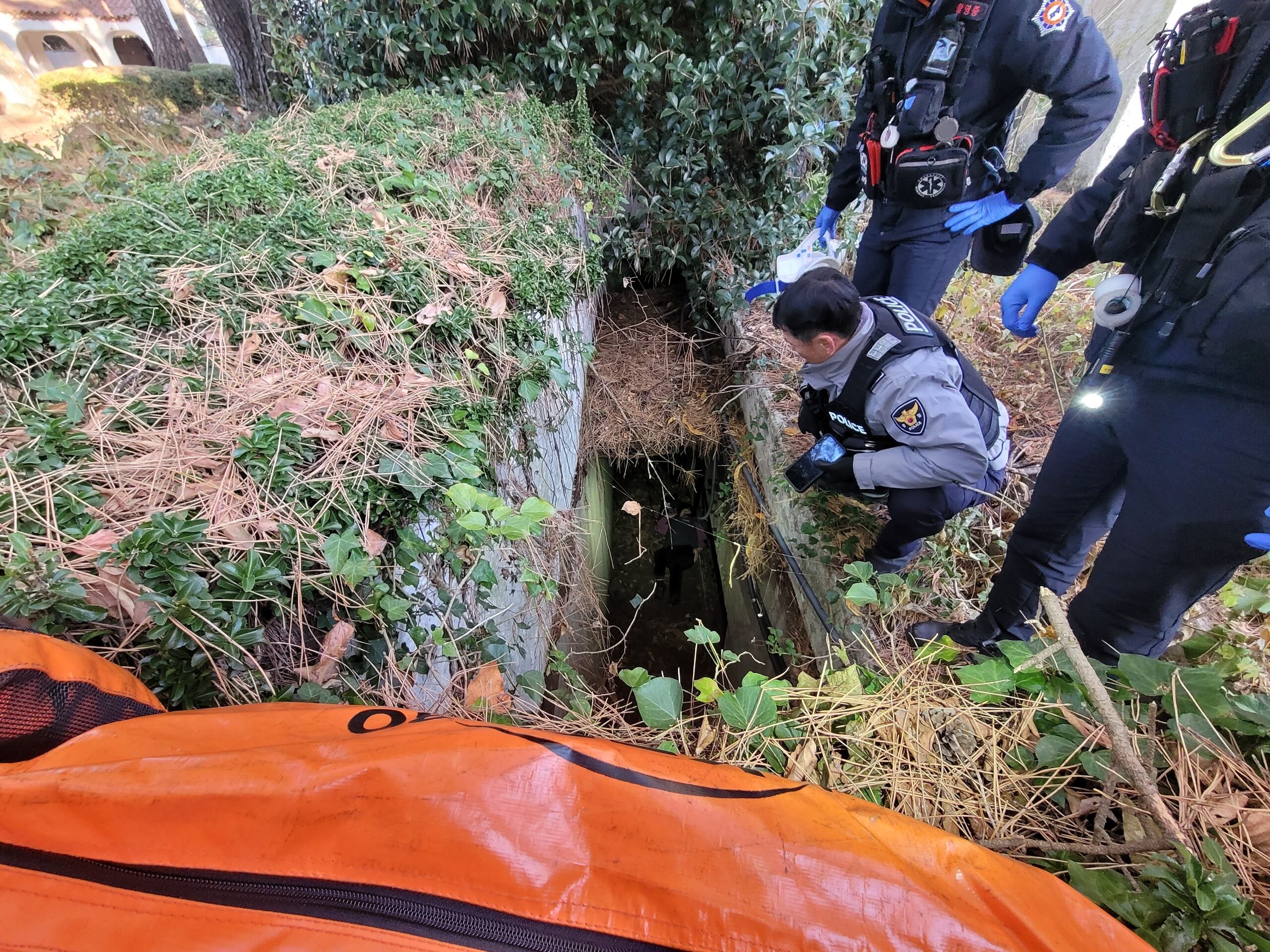 Jeju police rescue elderly in drainage ditch