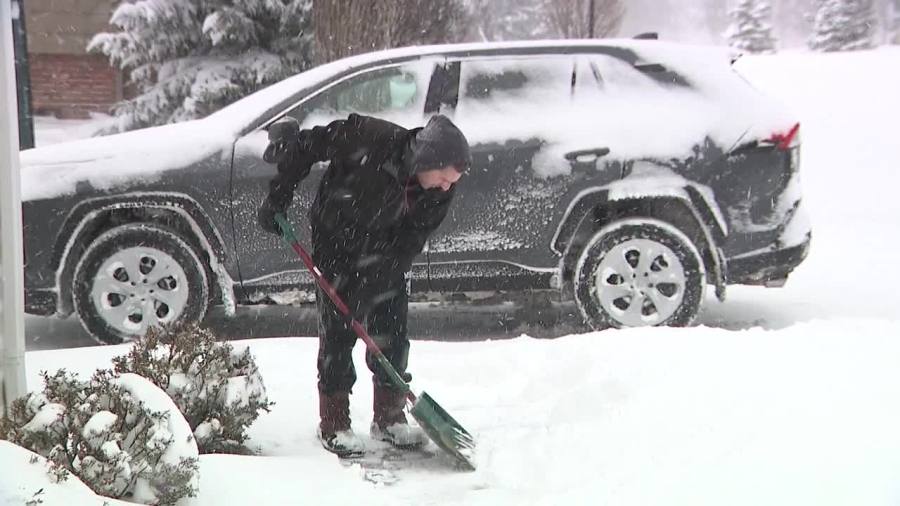 Residents dig out of snow that dumped on Northeast Ohio