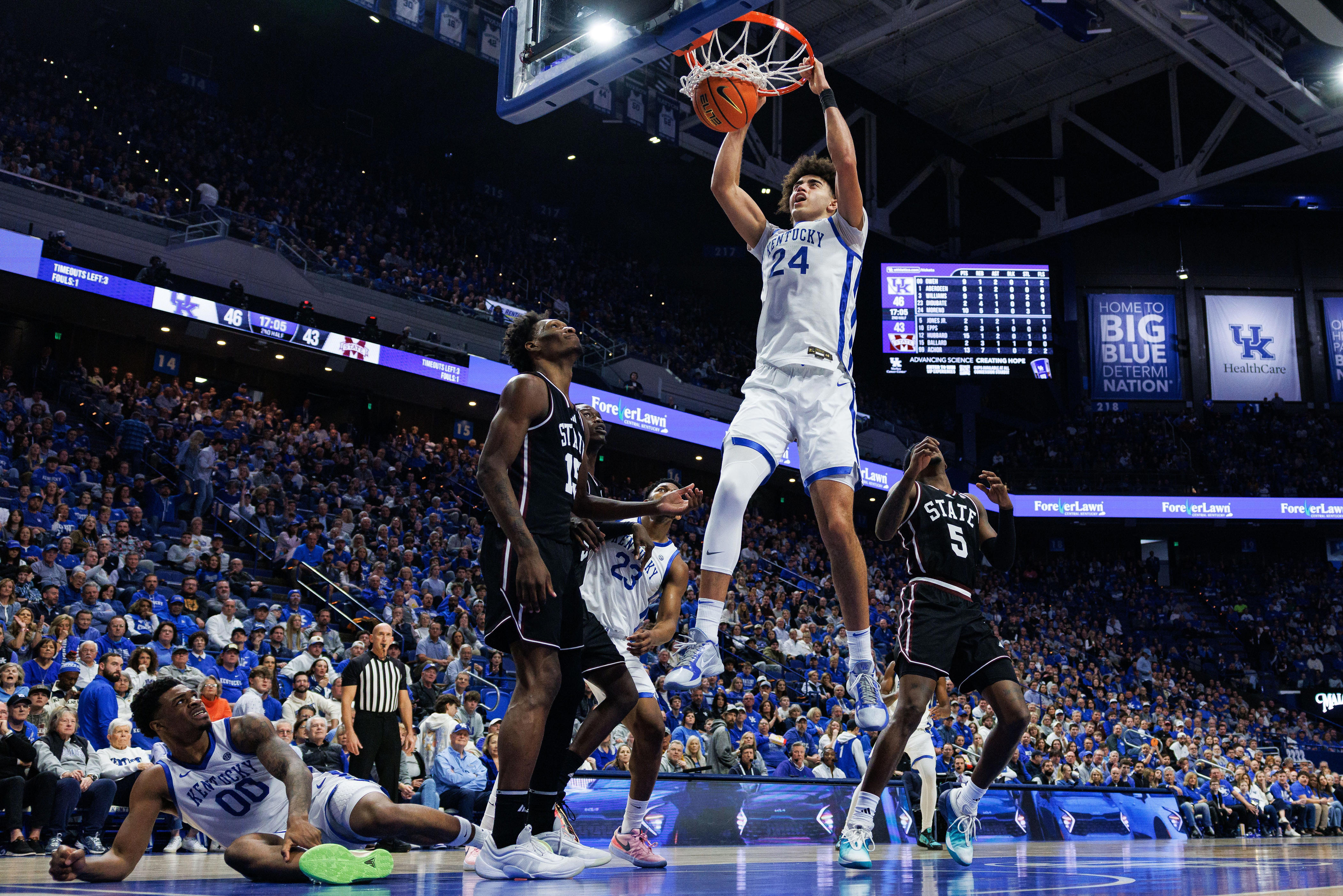 Social media reacts to Kentucky's Malachi Moreno and his miracle shot