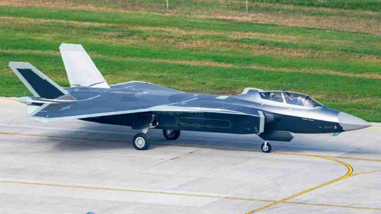 China aposta em IA e novos motores para modernizar o caça furtivo J-20