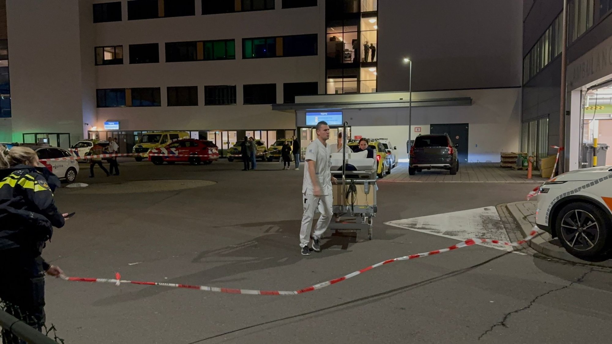 Automobilist rijdt dwars door muur ziekenhuis Heerlen