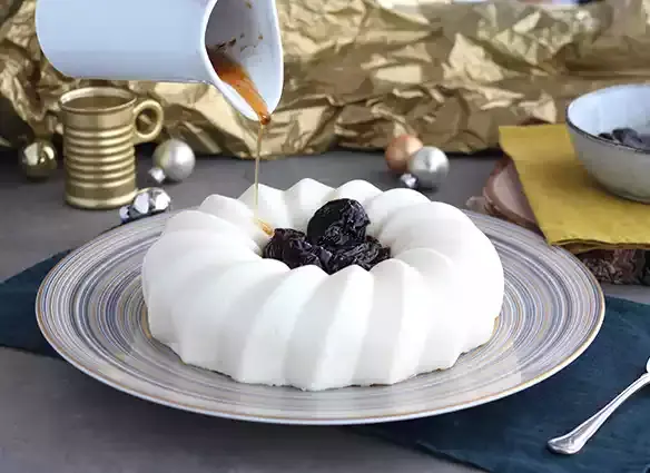 Manjar de coco con coulis de ciruelas