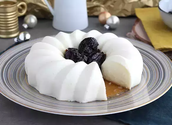 Manjar de coco con coulis de ciruelas