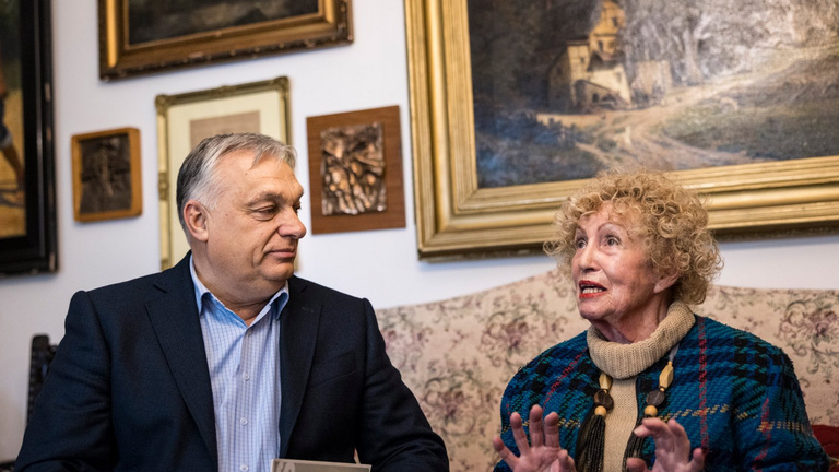 Orbán Viktor beugrott Ildikó nénihez, ajándékot vitt neki