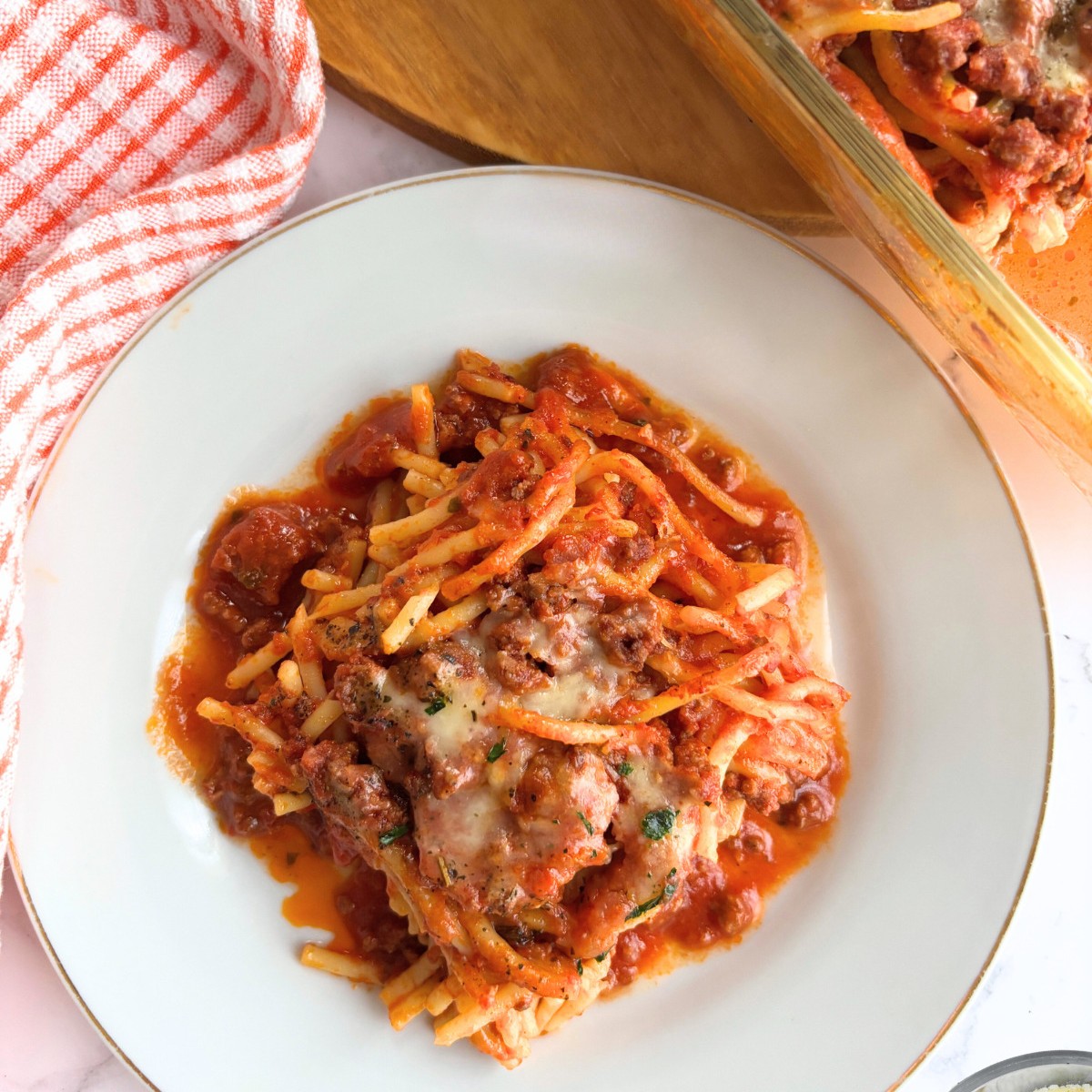Cheesy baked spaghetti with meat sauce (easy family dinner)