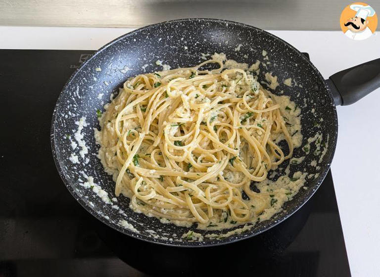 Pâtes crémeuses à l'oignon : un plat savoureux et bon marché!