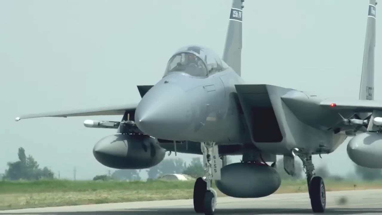 The fighter jet that refused to fall even after losing a wing