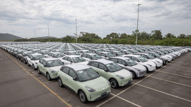 Comprar um carro elétrico ou híbrido vai ficar mais caro em 2026; entenda