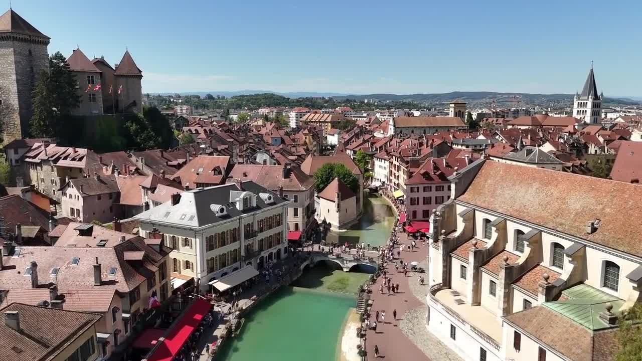 Annecy, France : Un drone explore la « Venise des Alpes
