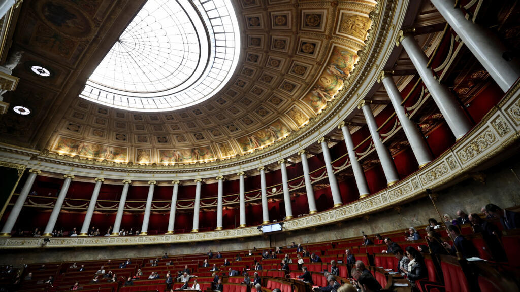 France : dans un hémicycle morcelé, les députés face à la tentation des ...