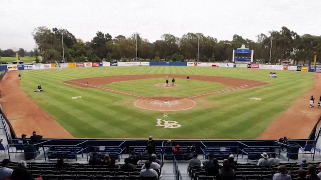 Long Beach's baseball team honors Warren G