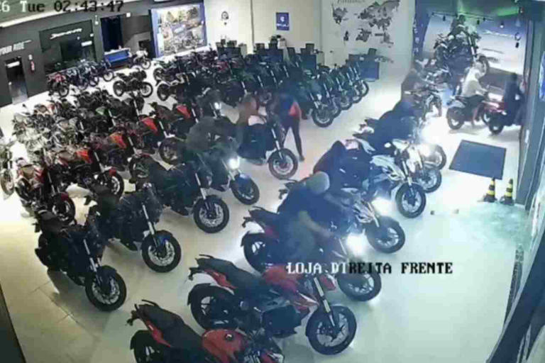 Video: Pencuri kabur membawa lebih dari 10 sepeda motor setelah ...