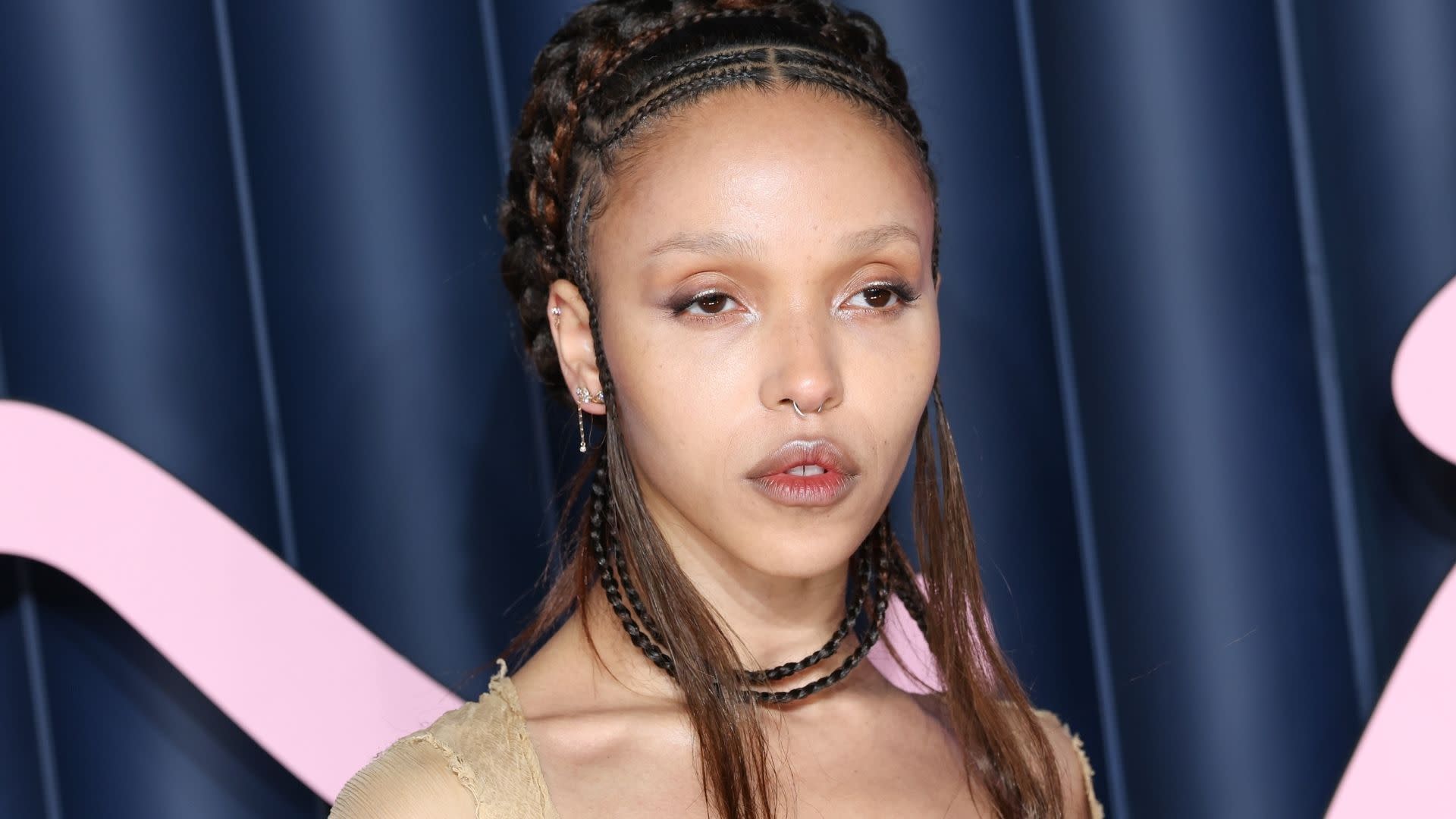 FKA Twigs turns NYC classroom into an interpretive dance studio on ...