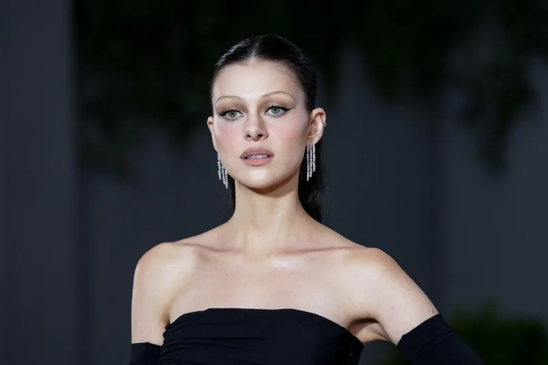 Η Nicola Peltz Beckham στο πλευρό της Faye Dunaway στην ταινία Prima