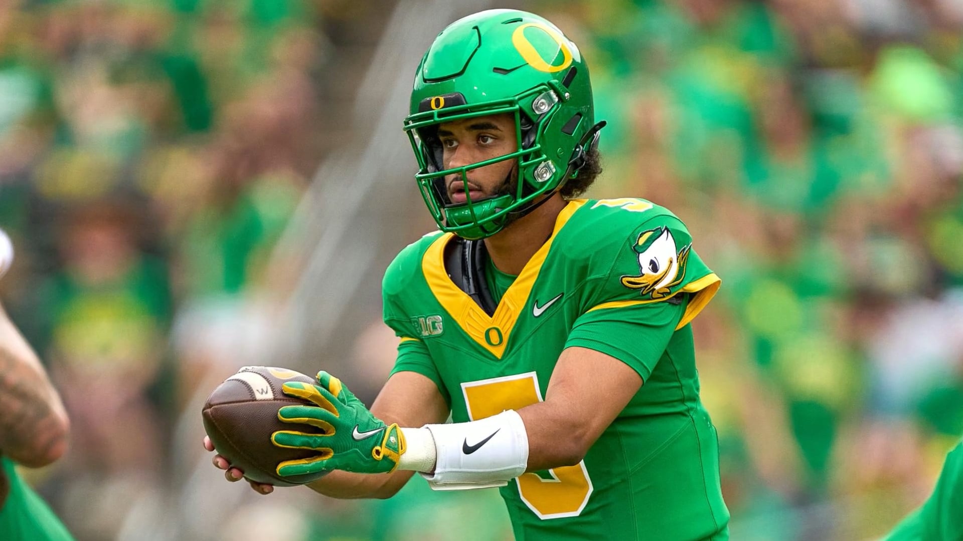 QB Moore declines NFL draft to remain at Oregon