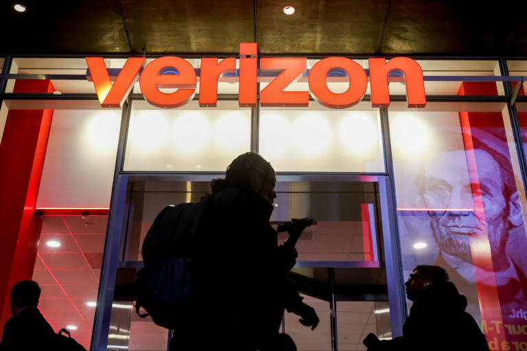 Verizon is giving customers $20 for its epic outage — here's how to get it