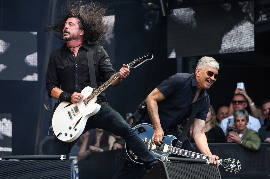 Foo Fighters honor injured Pat Smear at LA gig with 'My Hero'