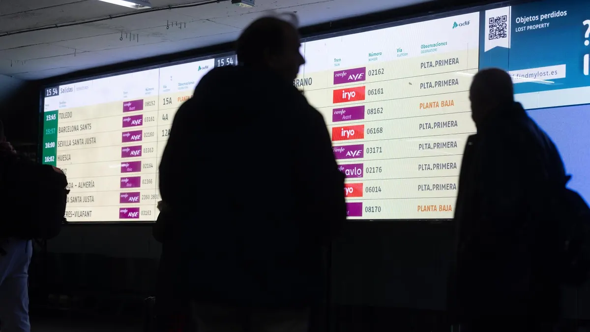 Atocha sufre retrasos de más de una hora tras el parón de un tren que ...