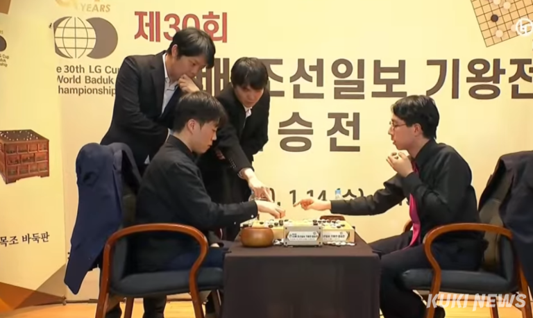 [속보] LG배 사나이 신민준, 일본 바둑 최강자 꺾고 우승... '스승' 이세돌 응원에 힘냈다 [바둑]