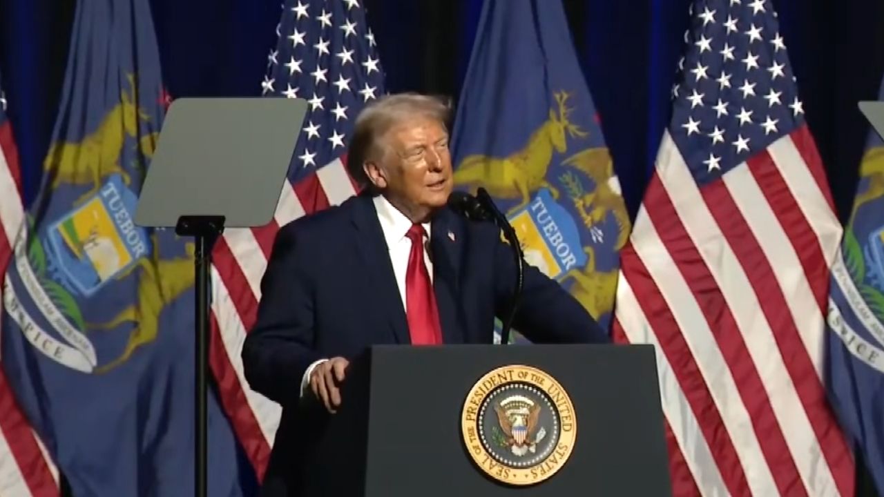 Trump causa repulsa em internautas após fazer imitação de Joe Biden em ...