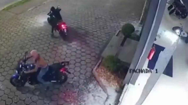 Video: Pencuri kabur membawa lebih dari 10 sepeda motor setelah ...