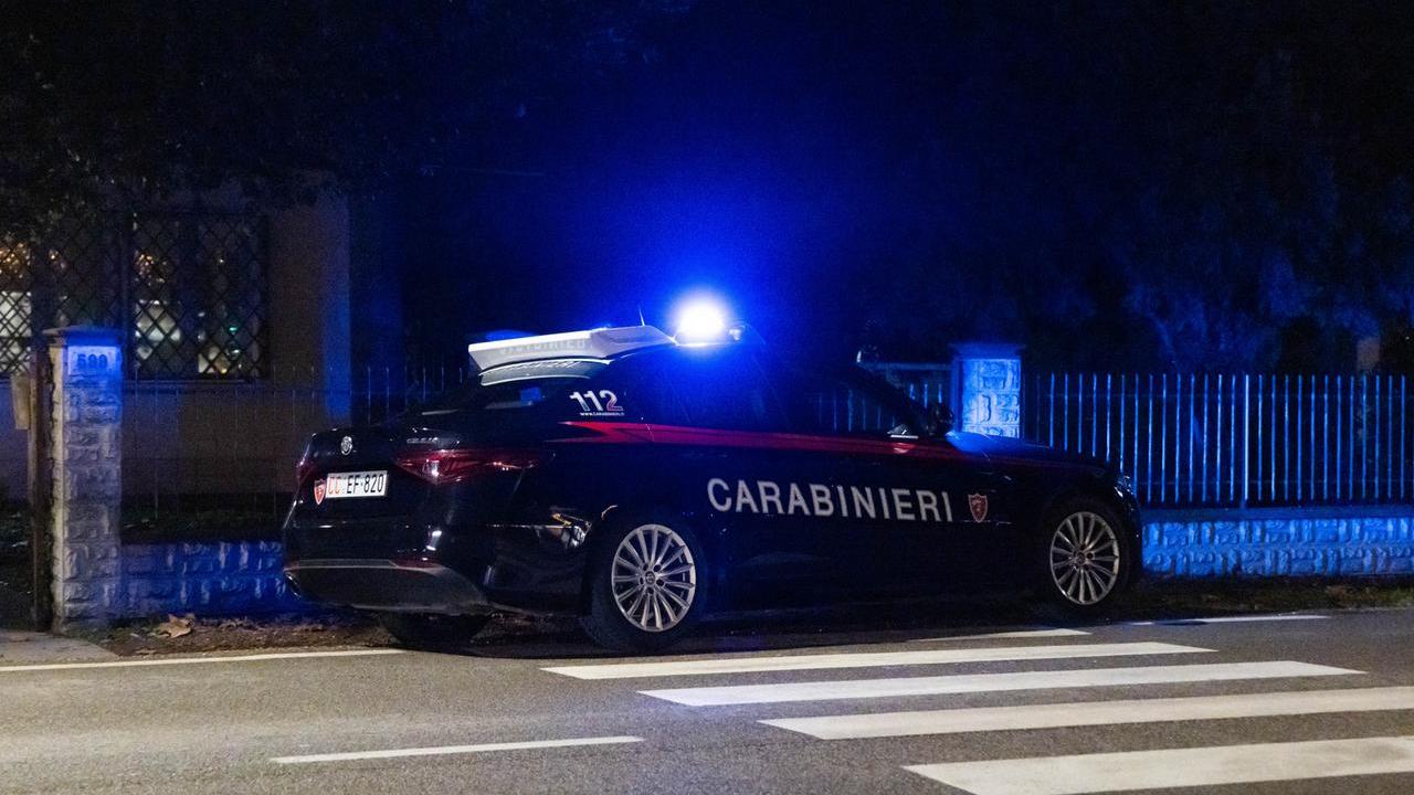 Attacca con violenza i carabinieri a Ferrara, spray e taser per fermarlo