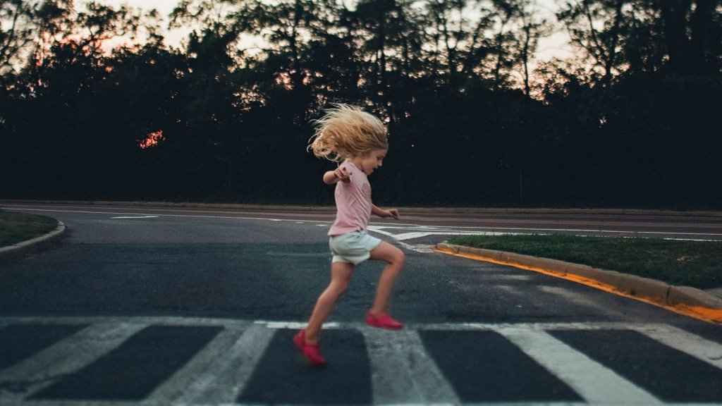 Voici la phrase à dire à son enfant quand il traverse sans regarder (et ...