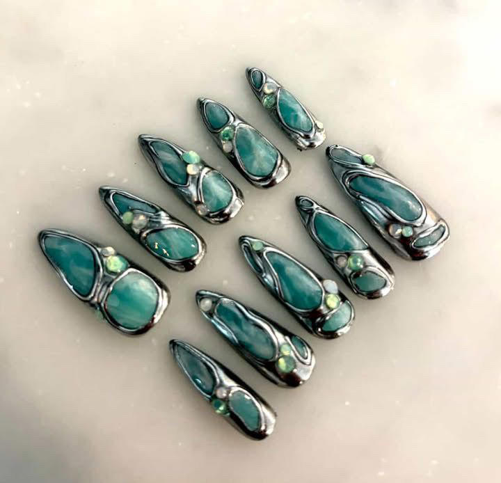 Megan Fox's melting crystal ball manicure is so freakin' magical