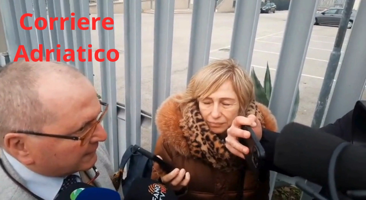 Affidi, Santini interrogato per 6 ore. L'avvocato esce con un trolley e ...