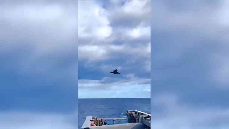 Silencio tenso y contacto exacto, así aterriza un Rafale francés en el ...