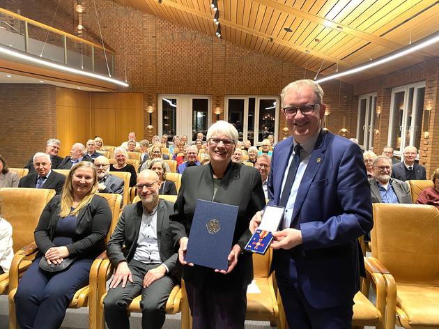 Astrid Schlegel erhält das Bundesverdienstkreuz für ihr Lebenswerk