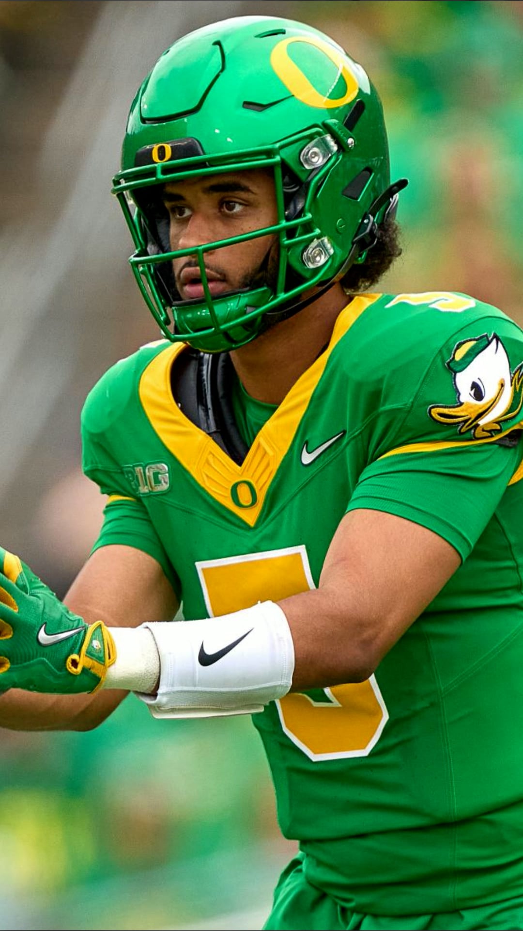 QB Moore declines NFL draft to return to Oregon