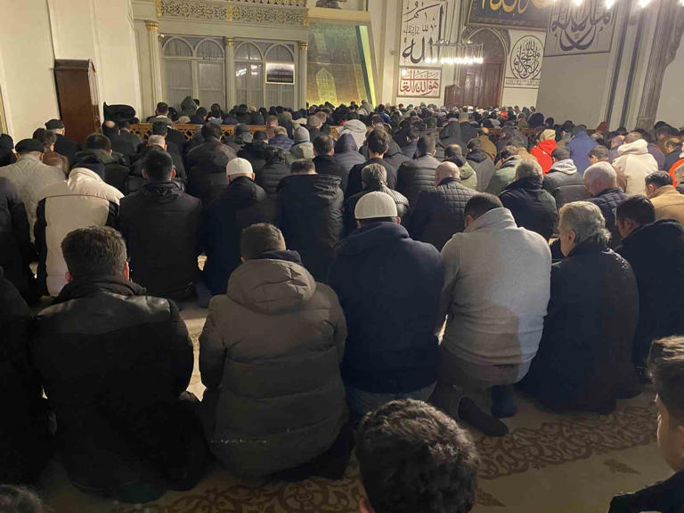 Bursalılar Miraç Kandili’nde Ulu Cami’ye akın etti