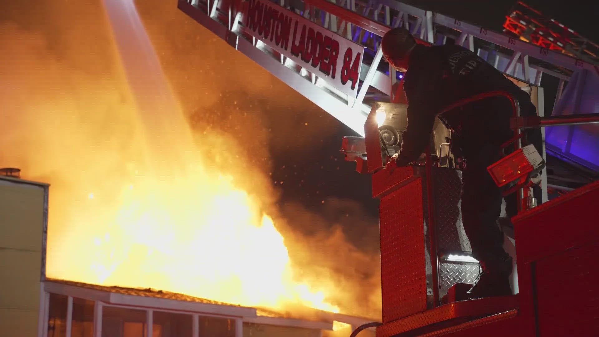 Crews battle overnight apartment fire in north Houston near Bush Airport