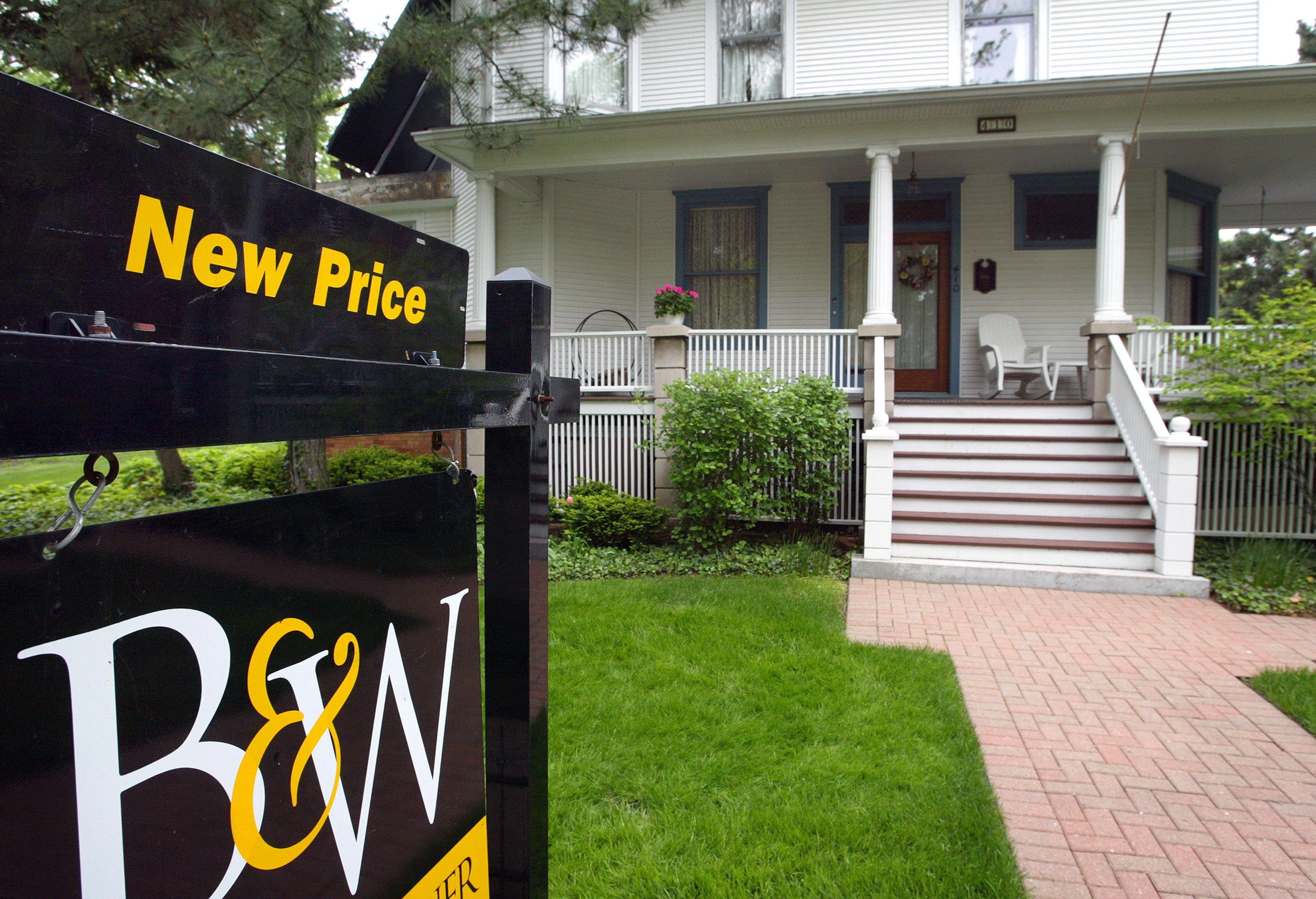 Mortgage rates hit 3-year low after Trump's bond-buying announcement