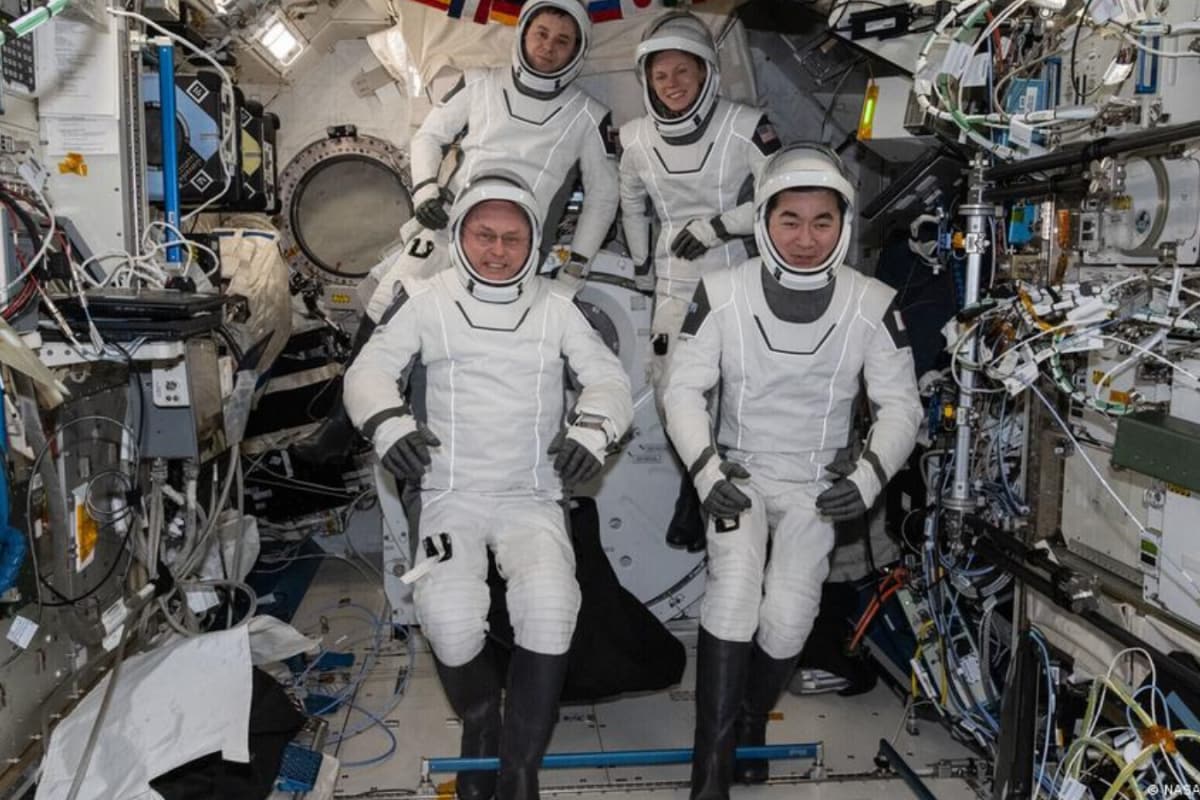 SpaceX capsule with four ISS astronauts returns to Earth in first-ever ...