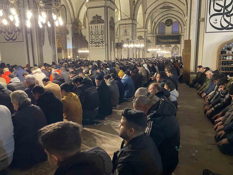 Bursalılar Miraç Kandili’nde Ulu Cami’ye akın etti