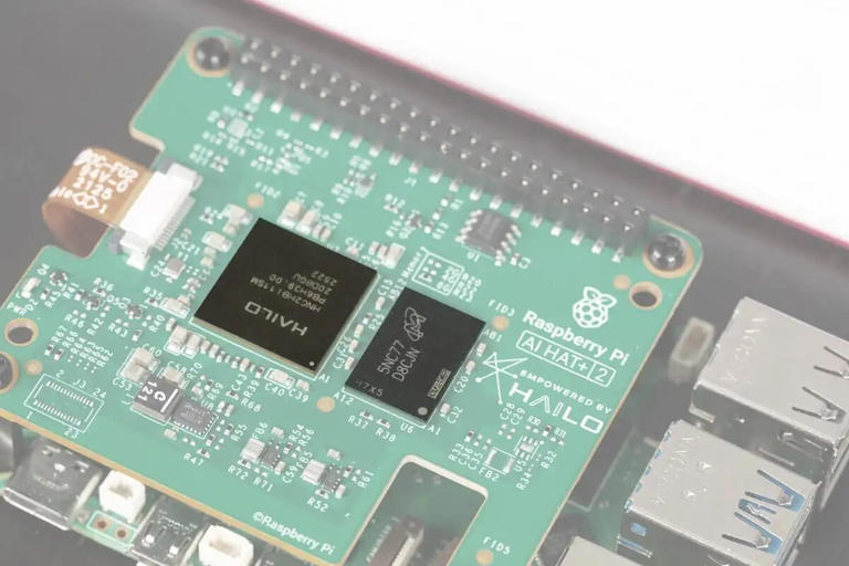 Raspberry Pi 5 : cette extension permet de faire tourner Llama, Mistral ...