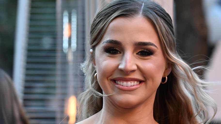 Alex Bregman's wife Reagan steals spotlight with stunning look for Cubs ...