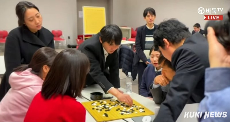 [속보] LG배 사나이 신민준, 일본 바둑 최강자 꺾고 우승... '스승' 이세돌 응원에 힘냈다 [바둑]