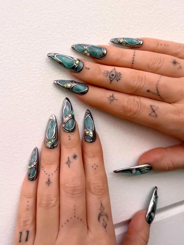 Megan Fox's melting crystal ball manicure is so freakin' magical