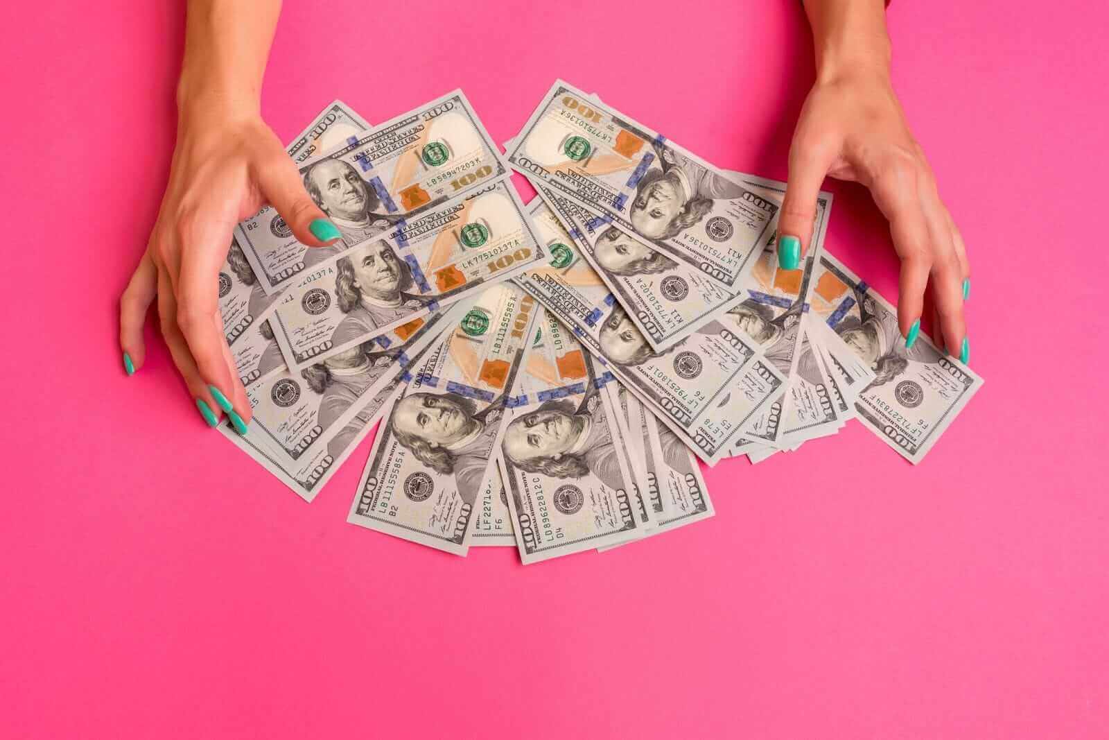 Dollar rallies on solid US economic news