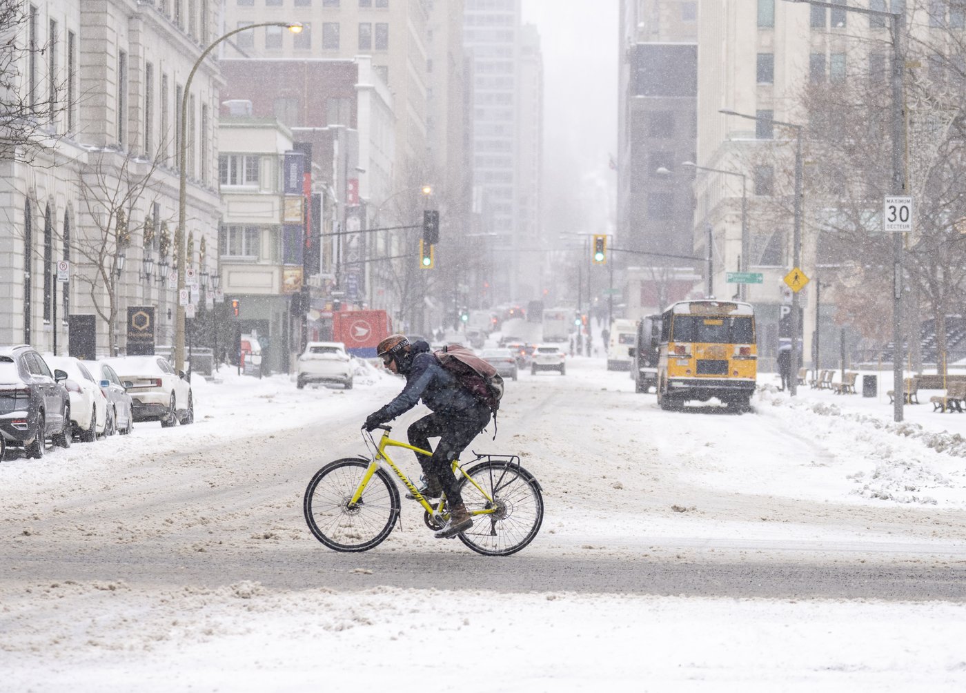 Montréal reçoit une quantité modérée de neige, mais en pleine heure de ...