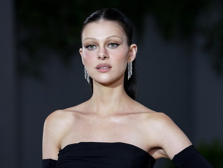 Η Nicola Peltz Beckham στο πλευρό της Faye Dunaway στην ταινία Prima