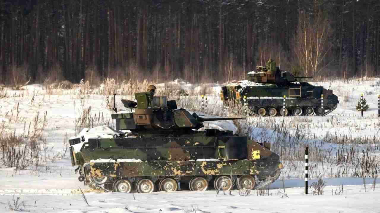 Het Amerikaanse leger houdt training met 25mm Bradley-kanonvuur nabij ...