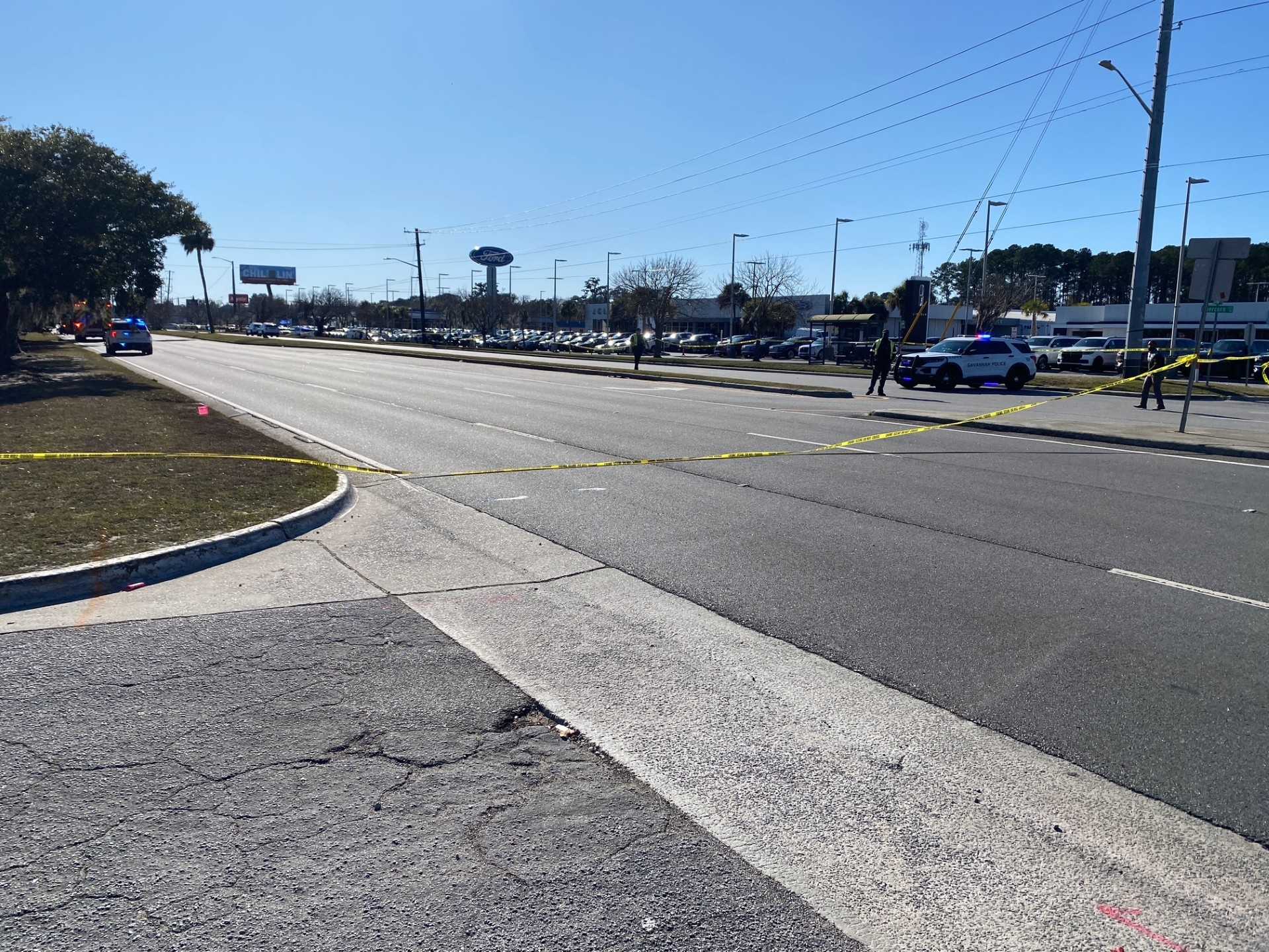 2 people killed in crash on Abercorn Street in Savannah