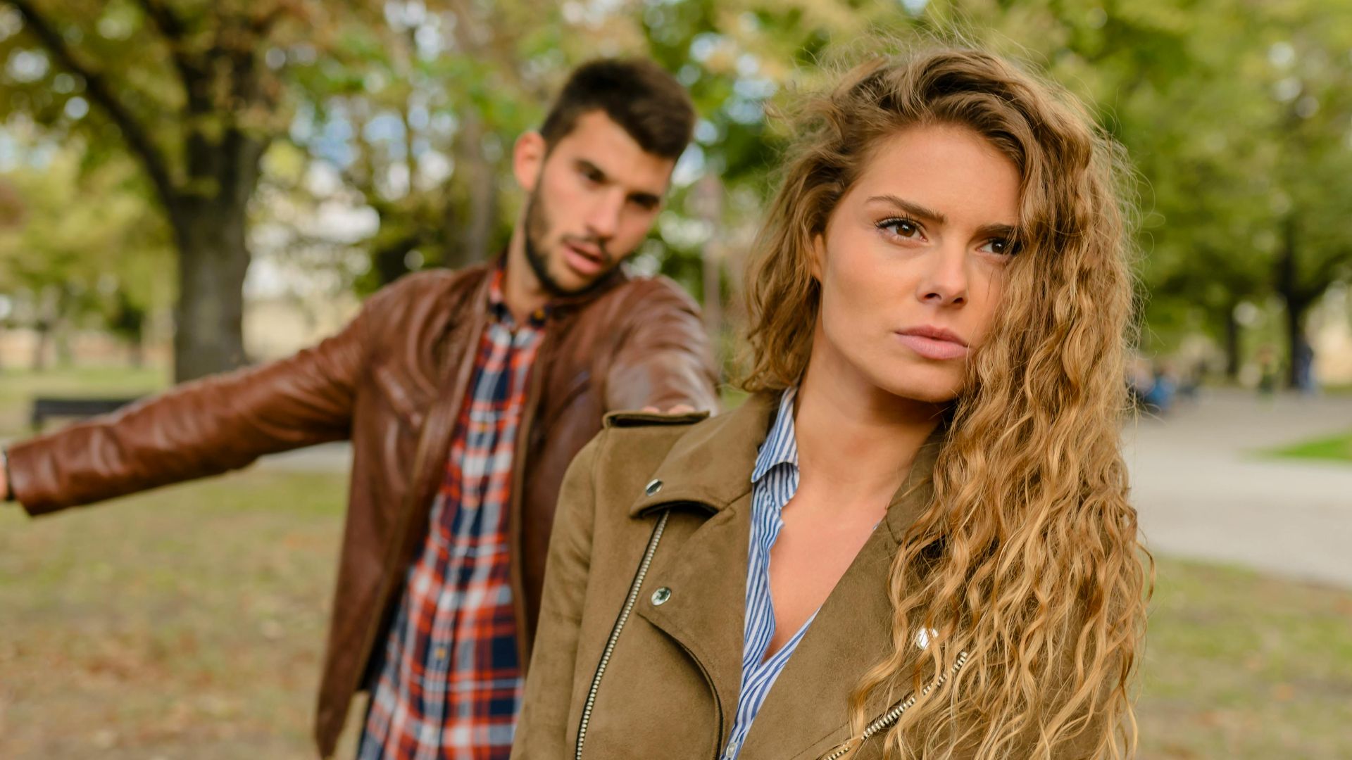 10 signs a man is serious about you & 10 that he’s just playing around