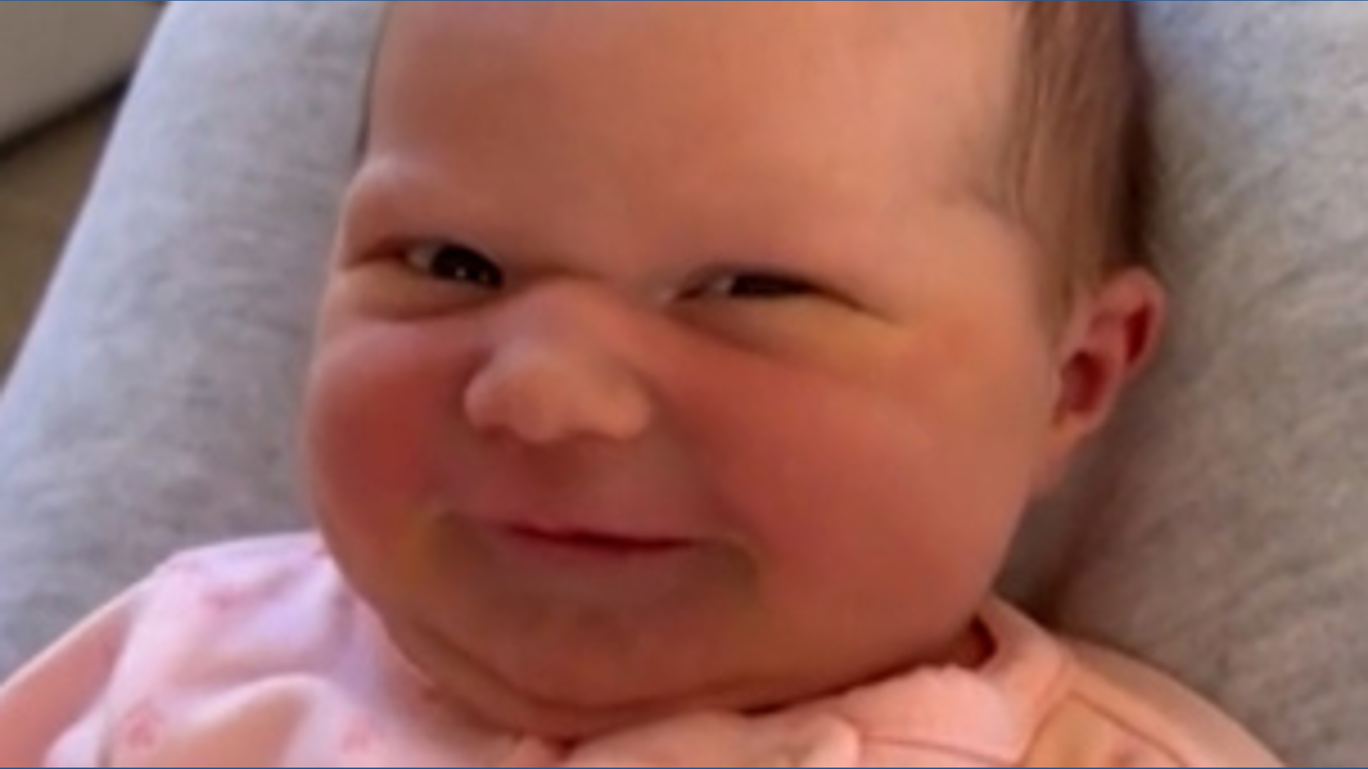 Family shares the first moment their baby girl met her brother, smiling ...