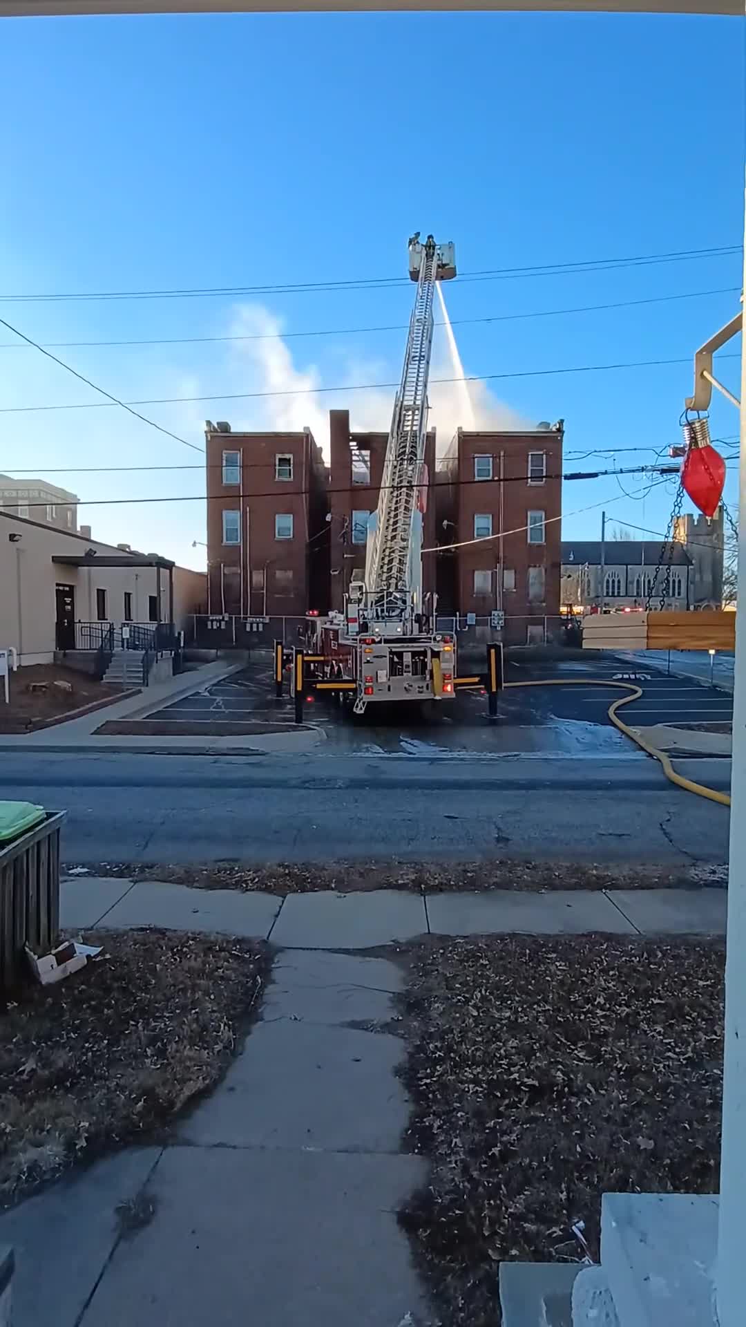 Abandoned Jacksonville apartment building damaged by fire, to be torn down