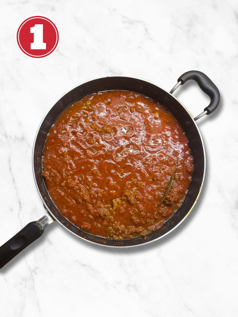 Cheesy baked spaghetti with meat sauce (easy family dinner)